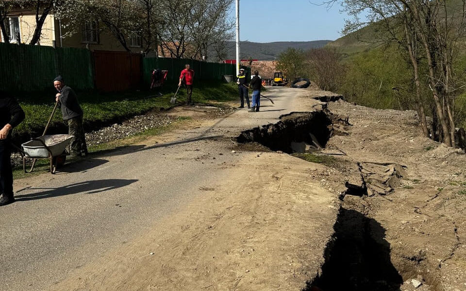 Alunecare de teren la Valea Lungă, pe o lungime de aproximativ 50 de metri