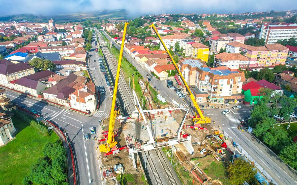 La Blaj se ridică și montează portalul arhitectural la "Podul ...